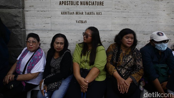 Warga Jakarta Antre Doakan Paus Fransiskus di Kedubes Vatikan