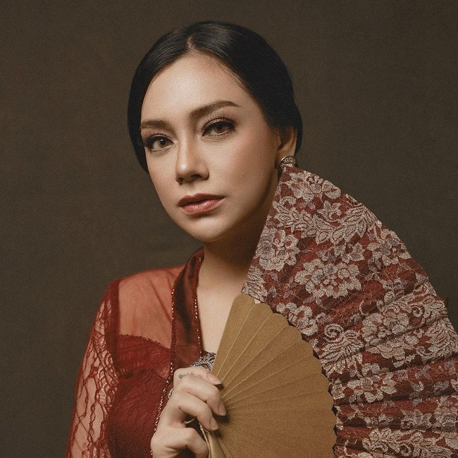 7 Gaya Naura Ayu Jadi 'Snow White' Sehari, Glamor Bergaun Merah