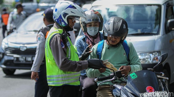 Ramai-ramai Lawan Arah Hindari Polisi di Jaktim