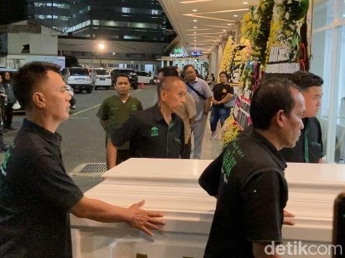 Jenazah Ricky Siahaan Tiba di Jakarta, Ini Potret Suasana Rumah Duka