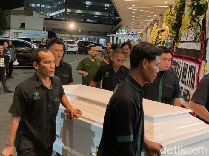 Jenazah Ricky Siahaan Tiba di Jakarta, Ini Potret Suasana Rumah Duka