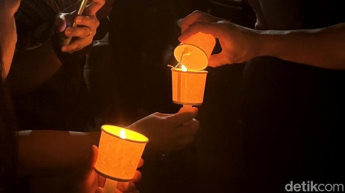 Doa dan Penyalaan 1.000 Lilin untuk Paus Fransiskus di Katedral Surabaya
