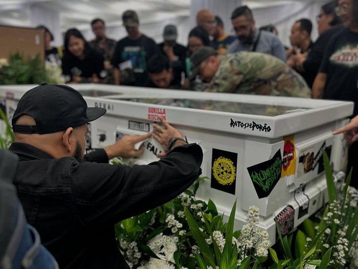 Inilah Penampakan Peti Jenazah Ricky Seringai Dipenuhi Stiker Band