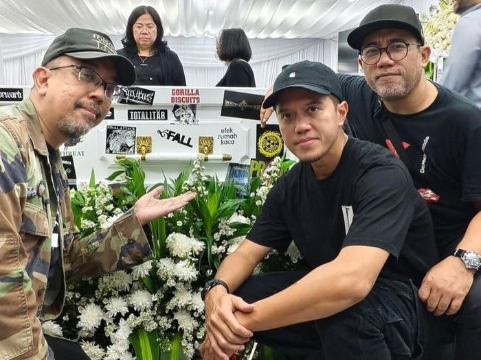 Inilah Penampakan Peti Jenazah Ricky Seringai Dipenuhi Stiker Band