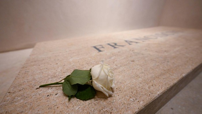Potret Makam Sederhana Paus Fransiskus di Gereja Santa Maria Maggiore