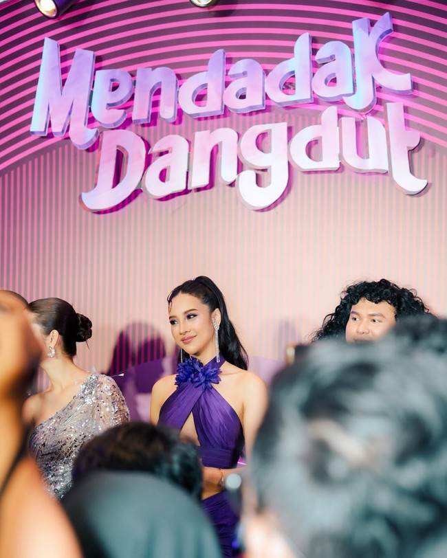 7 Foto Anya Geraldine dengan Gaun Ungu di Premier Mendadak Dangdut 2025
