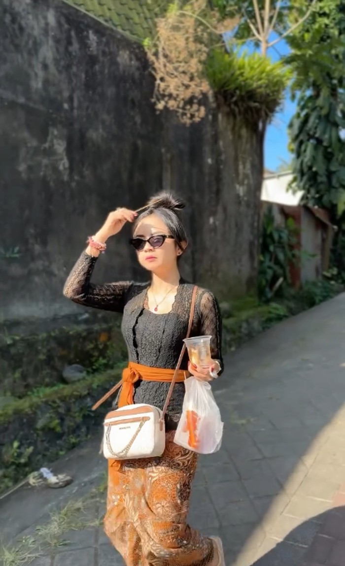 Selebgram Ayu Puspa Suka Jajan Es Krim dan Cheese Coin