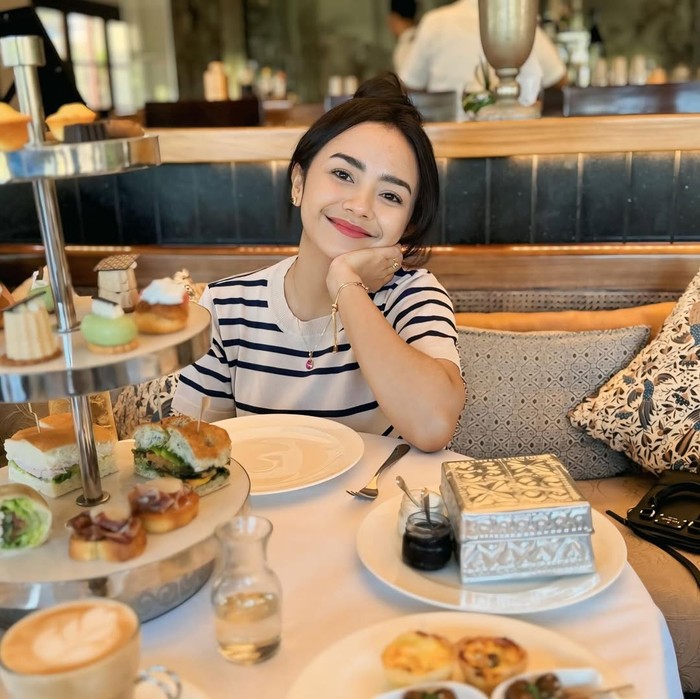 Selebgram Ayu Puspa Suka Jajan Es Krim dan Cheese Coin