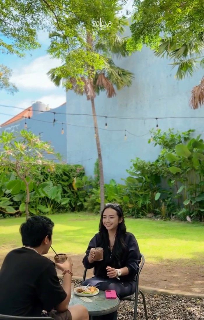 Selebgram Ayu Puspa Suka Jajan Es Krim dan Cheese Coin