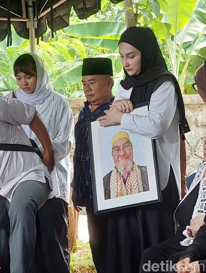 Wajah Sembap Mona Ratuliu saat Antarkan Jenazah Ayah ke Pemakaman