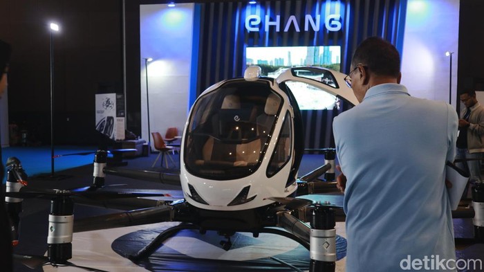 Melihat Langsung Mobil Terbang yang Dipakai iShowSpeed di China