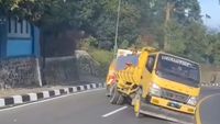 Truk Patah As Roda di Puncak Bogor, Lalin Sempat Tersendat