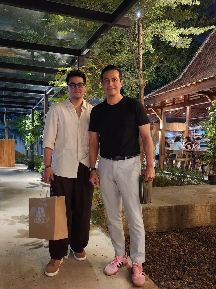 7 Momen Adjie Pangestu dan Rafi Bak Kakak Beradik