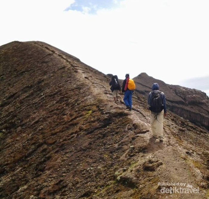 Cerita Mendaki Gunung Agung di Bali yang Penuh Filosofi dan Mitos