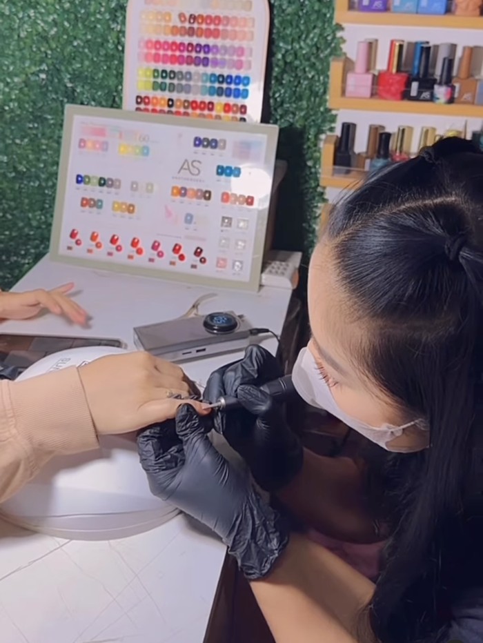 Eriska Nakesya dengan Berbagai Mode: Jaga Warsun, Berkebun, hingga Model