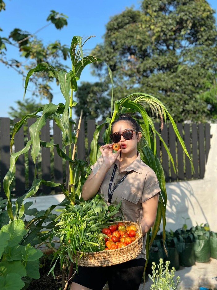 Eriska Nakesya dengan Berbagai Mode: Jaga Warsun, Berkebun, hingga Model