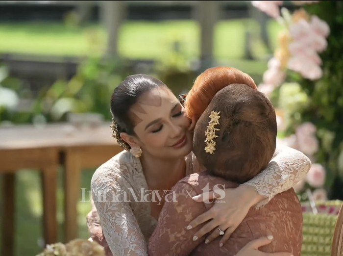 Entertainment Terkini : Potret Luna Maya dengan Riasan Paes Tipis ...