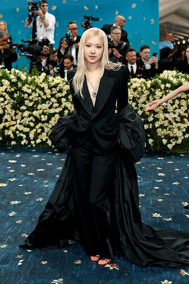 10 Gaya Artis Asia di Met Gala 2025, Lisa BLACKPINK Hingga Shah Rukh Khan