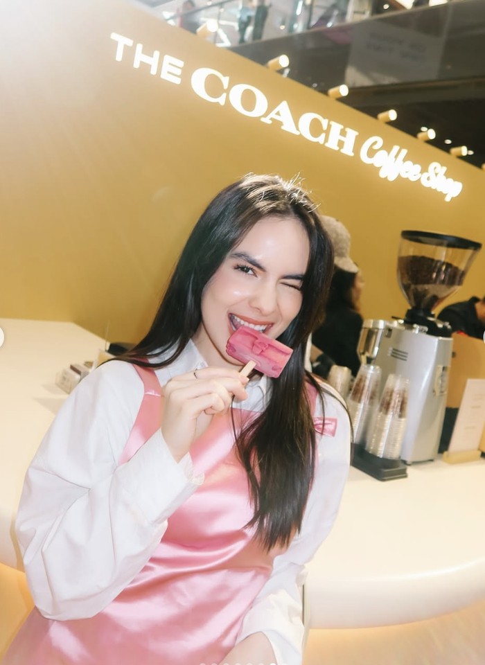 Steffi Zamora Nikmati Es Loli hingga Air Kelapa di Beach Club