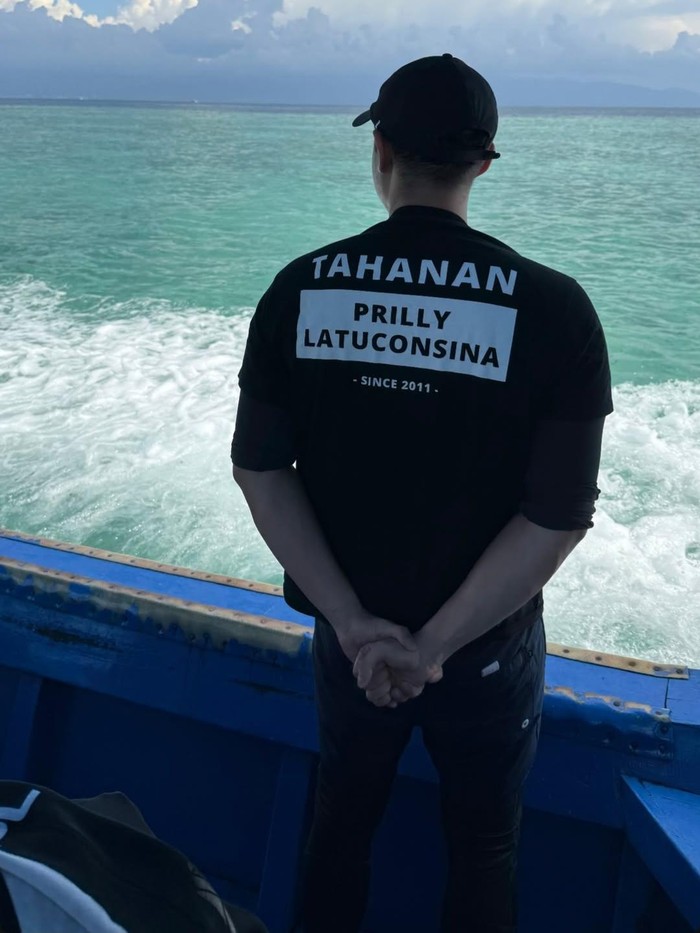 Potret Prilly Latuconsina Ajak Omara Esteghlal Menyelam di Laut Pertama Kali