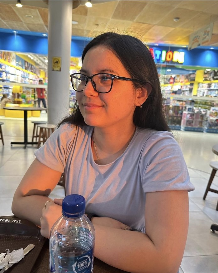 Potret Elodie Bouttier Saat Jajan Food Truck dan Pancake di Australia