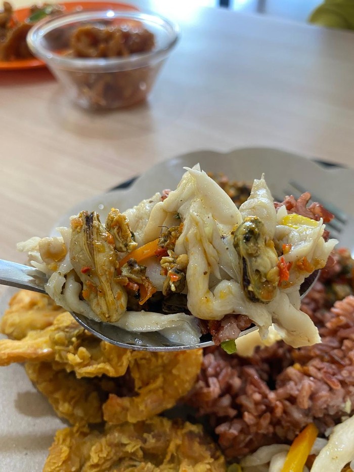 Mantap! Warung Ramesan Puluhan Lauk di Apartemen Ini Buka 24 Jam