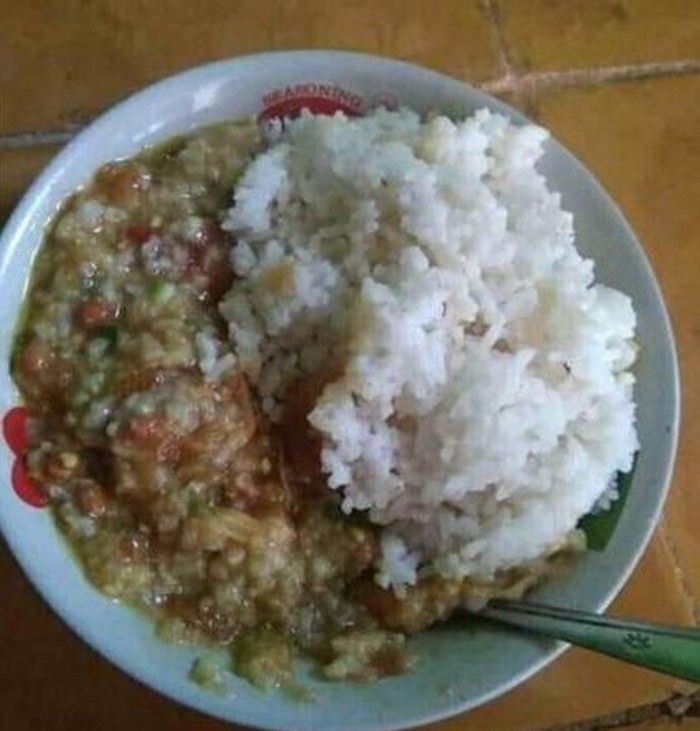 10 Kombinasi Makanan Absurd Warga +62, Nasgor Matcha hingga Tumis Semangka