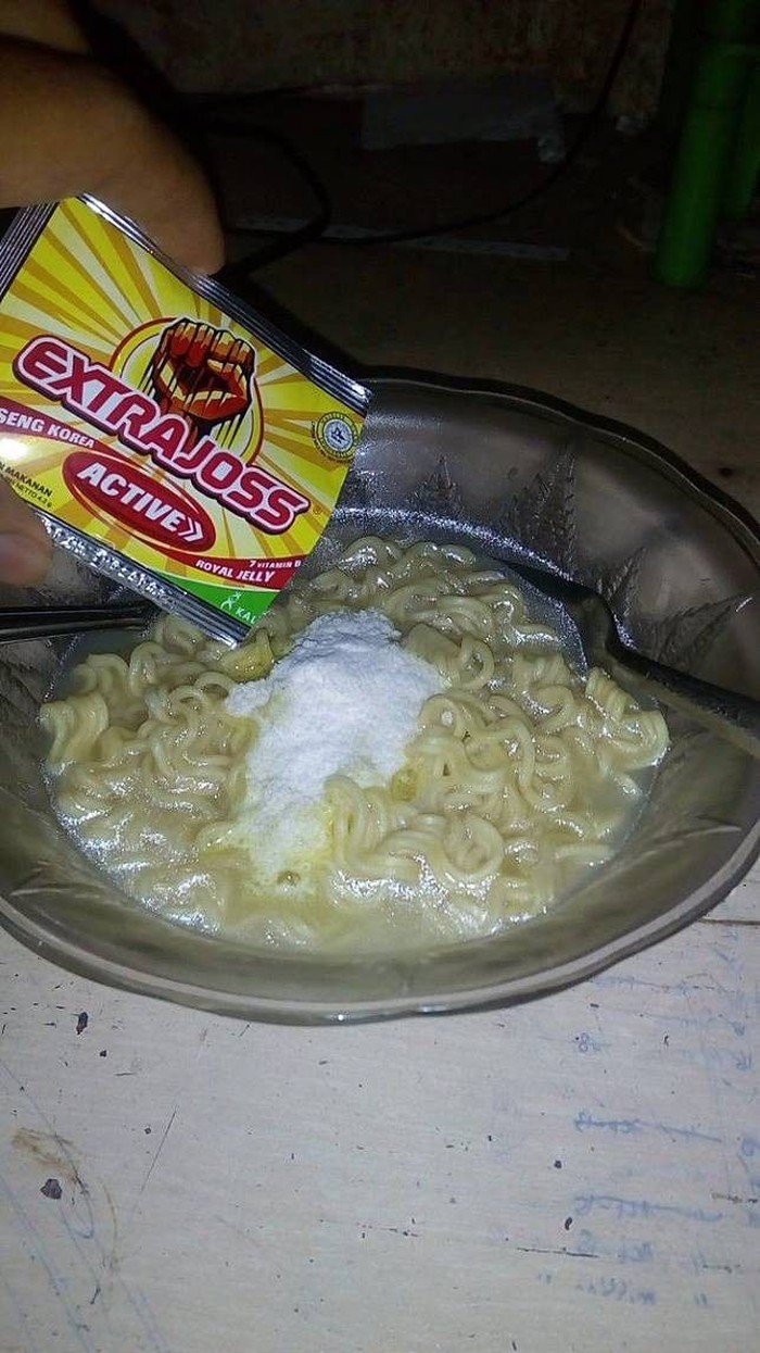 10 Kombinasi Makanan Absurd Warga +62, Nasgor Matcha hingga Tumis Semangka