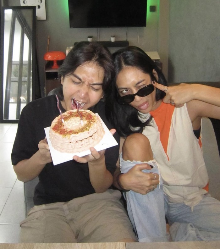 Cantiknya Taskya Namya Saat Makan Kue hingga Minum Kopi