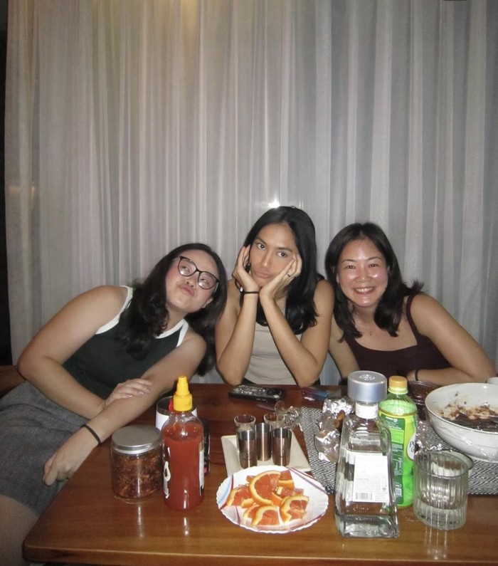 Cantiknya Taskya Namya Saat Makan Kue hingga Minum Kopi