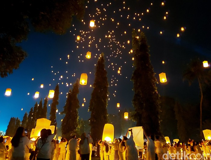 Ribuan Lampion Melayang Hiasi Langit Candi Borobudur