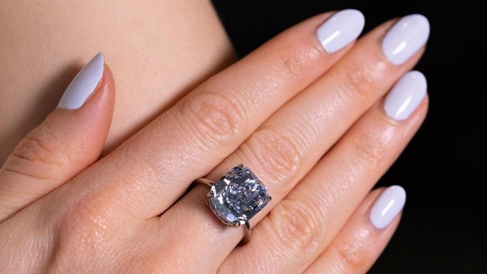 Penampakan Berlian Biru Langka yang Dilelang dengan Harga Fantastis