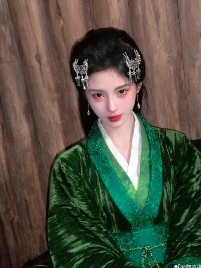 Potret Lulu Tobing di Premiere 'Guna-Guna Istri Muda', Netizen: Cantiknya Abadi