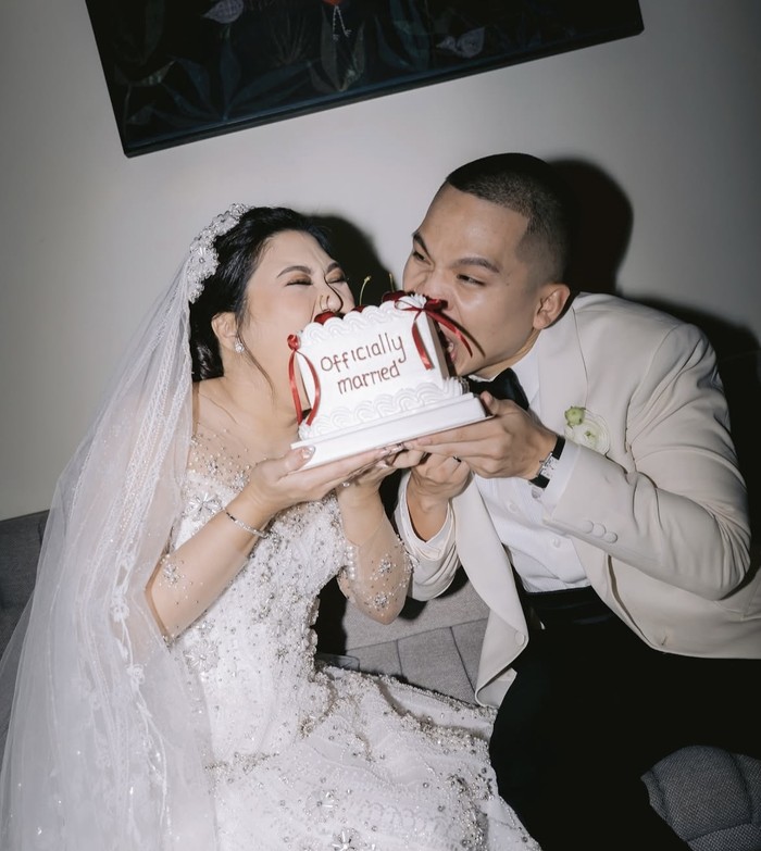 Seru! Cellos Botak dan Natasha Putri Cicip Kue dan Makan di Resto