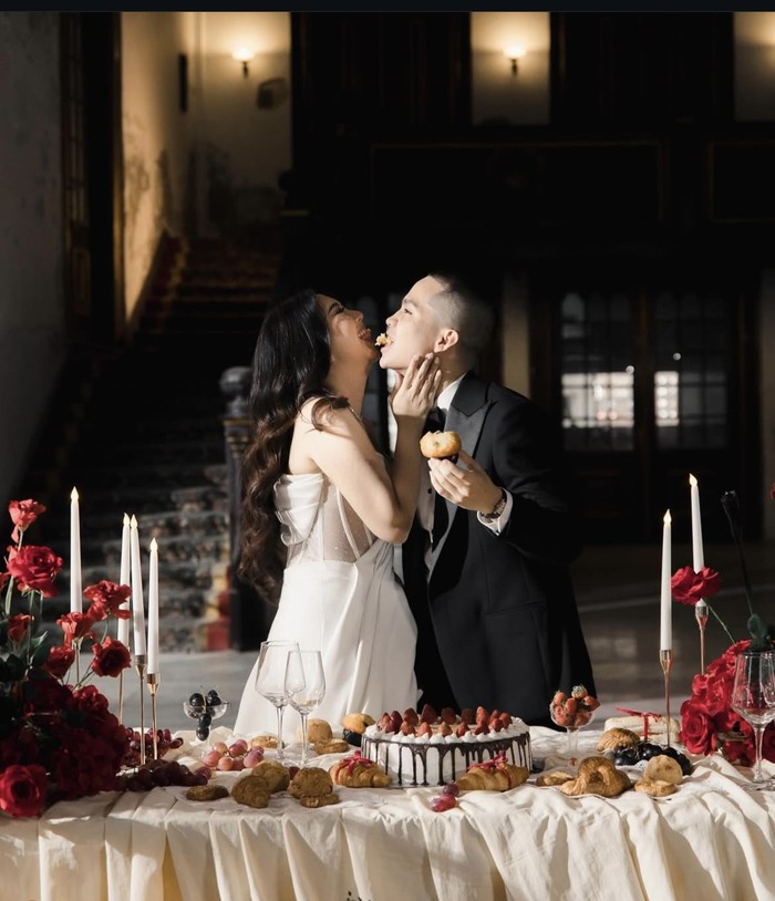 Seru! Cellos Botak dan Natasha Putri Cicip Kue dan Makan di Resto