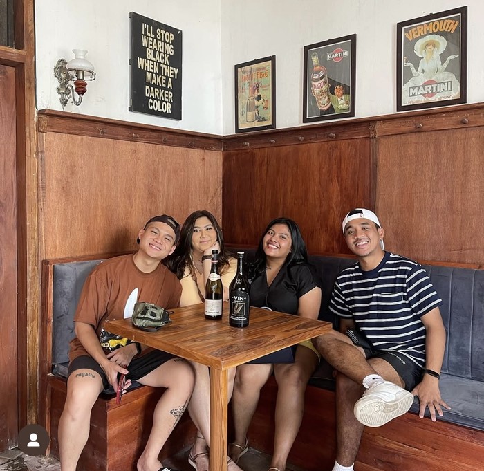 Seru! Cellos Botak dan Natasha Putri Cicip Kue dan Makan di Resto