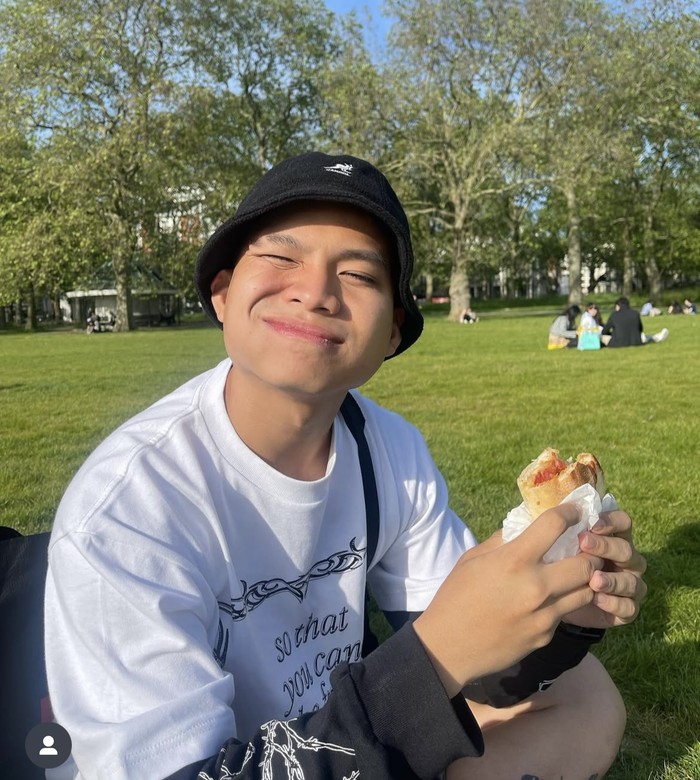 Seru! Cellos Botak dan Natasha Putri Cicip Kue dan Makan di Resto