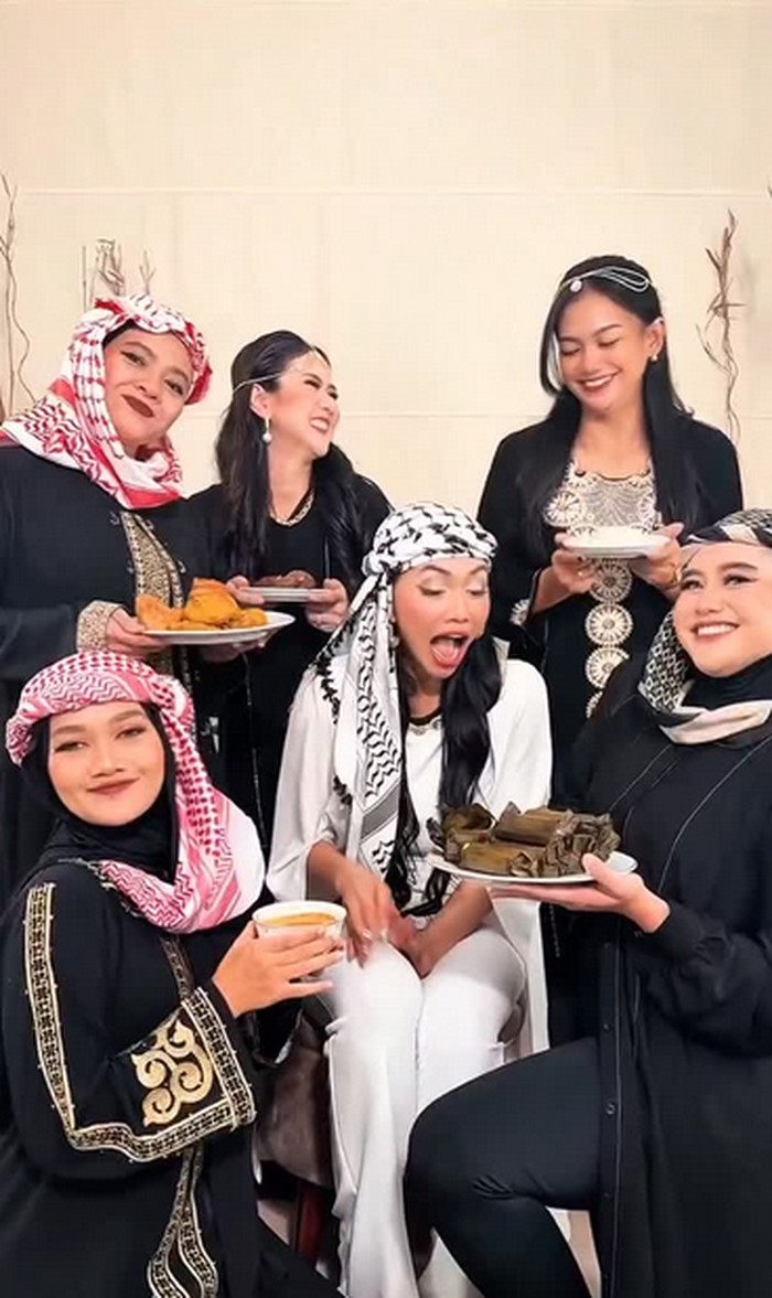 Hobi Kulineran, Denada Tambunan Cicip Ayam Tangkap dan Bakso Soimah