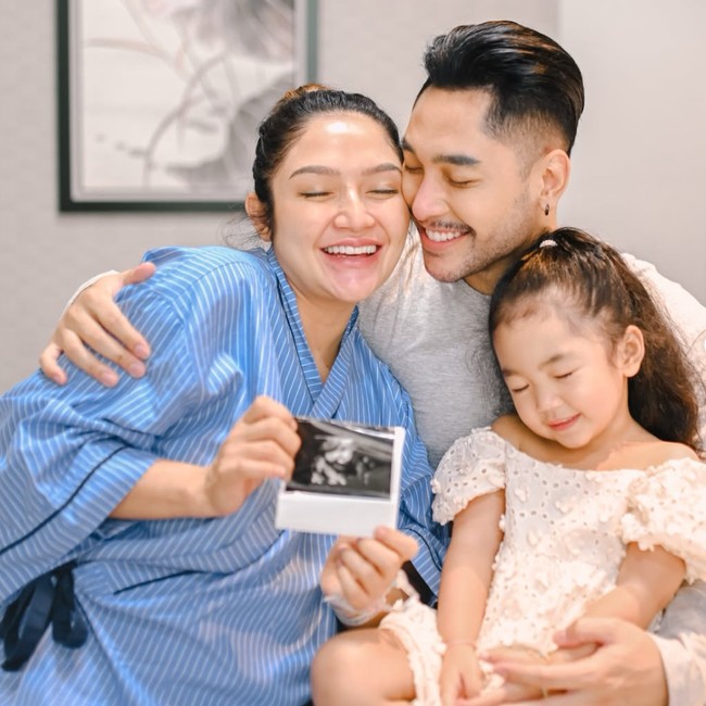 Sosok Model Myanmar yang Disebut Pacar Baru Jared Leto, Lebih Muda 24 Tahun