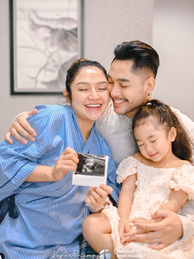 8 Foto Mesra Cinta Laura dan Pacar Gantengnya yang Lebih Muda 6 Tahun