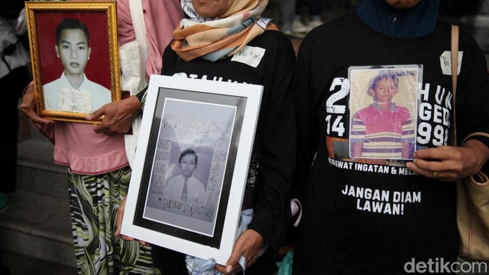 Keluarga Korban Mei 98 Napak Tilas Tragedi Mal Klender