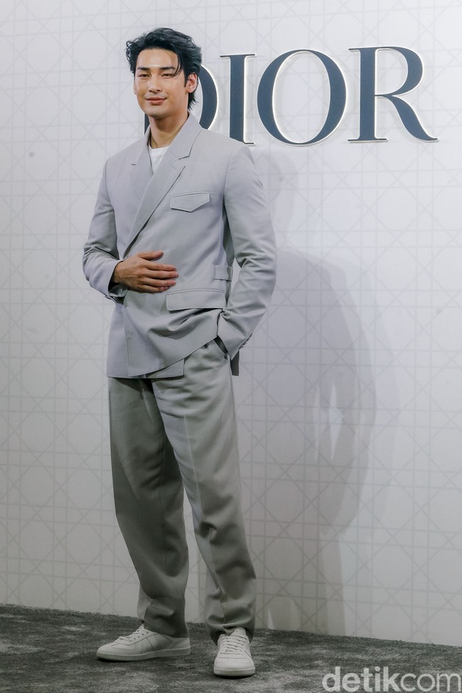 Foto: Pesona Aktor Thailand Apo Nattawin Hadiri Acara Dior di Plaza Indonesia