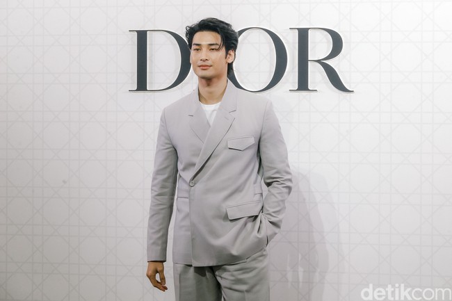 Foto: Pesona Aktor Thailand Apo Nattawin Hadiri Acara Dior di Plaza Indonesia