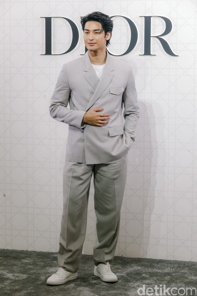 Foto: Pesona Aktor Thailand Apo Nattawin Hadiri Acara Dior di Plaza Indonesia