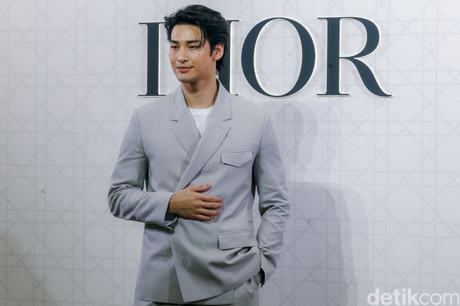 Foto: Pesona Aktor Thailand Apo Nattawin Hadiri Acara Dior di Plaza Indonesia