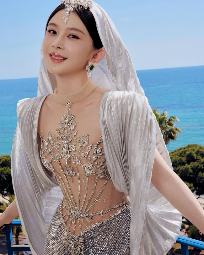 Gaya Aktris yang Diduga Diusir dari Festival Cannes karena Gaun Menerawang