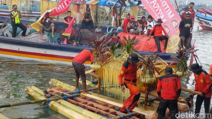 Nelayan Prigi Trenggalek Gelar Larung Sembonyo