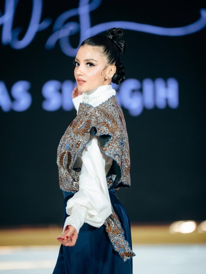 Lenggak-lenggok Tsania Marwa di Atas Catwalk
