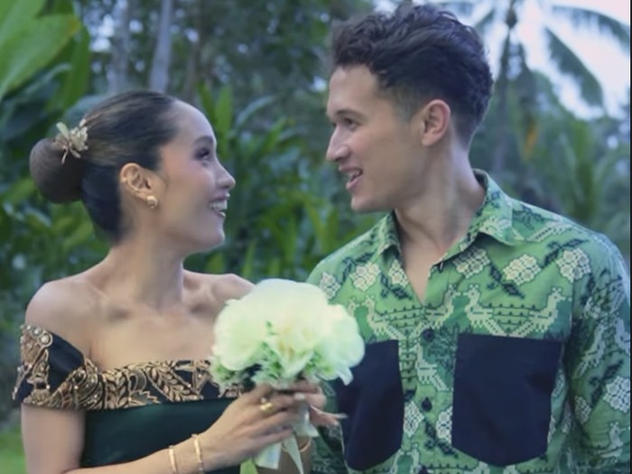 Gemas... Luna Maya Lempar Bunga Pengantin ke Gisel hingga Steffi Zamora