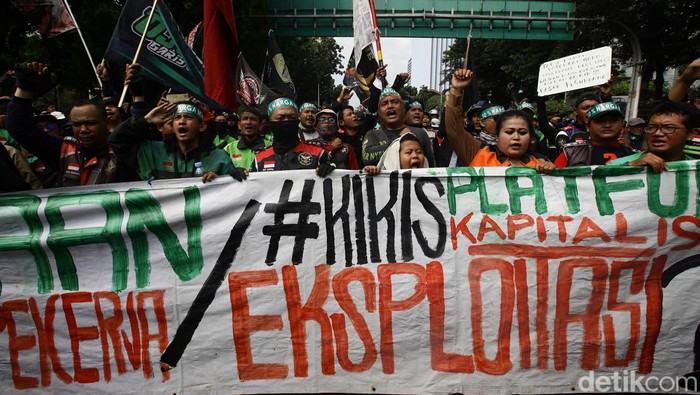 Aksi Ojol Kuasai Jalan Merdeka Selatan